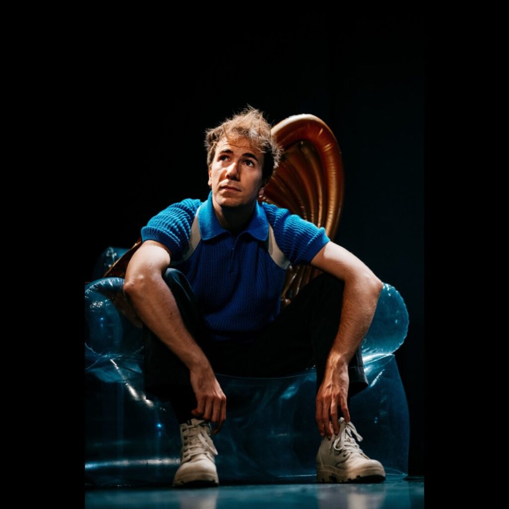 Théâtre : Xavier Guelfi remet l’optimisme au goût du jour
